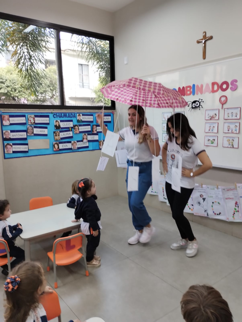 Colégio Carmo · Chuva de letrinhas no Maternal II